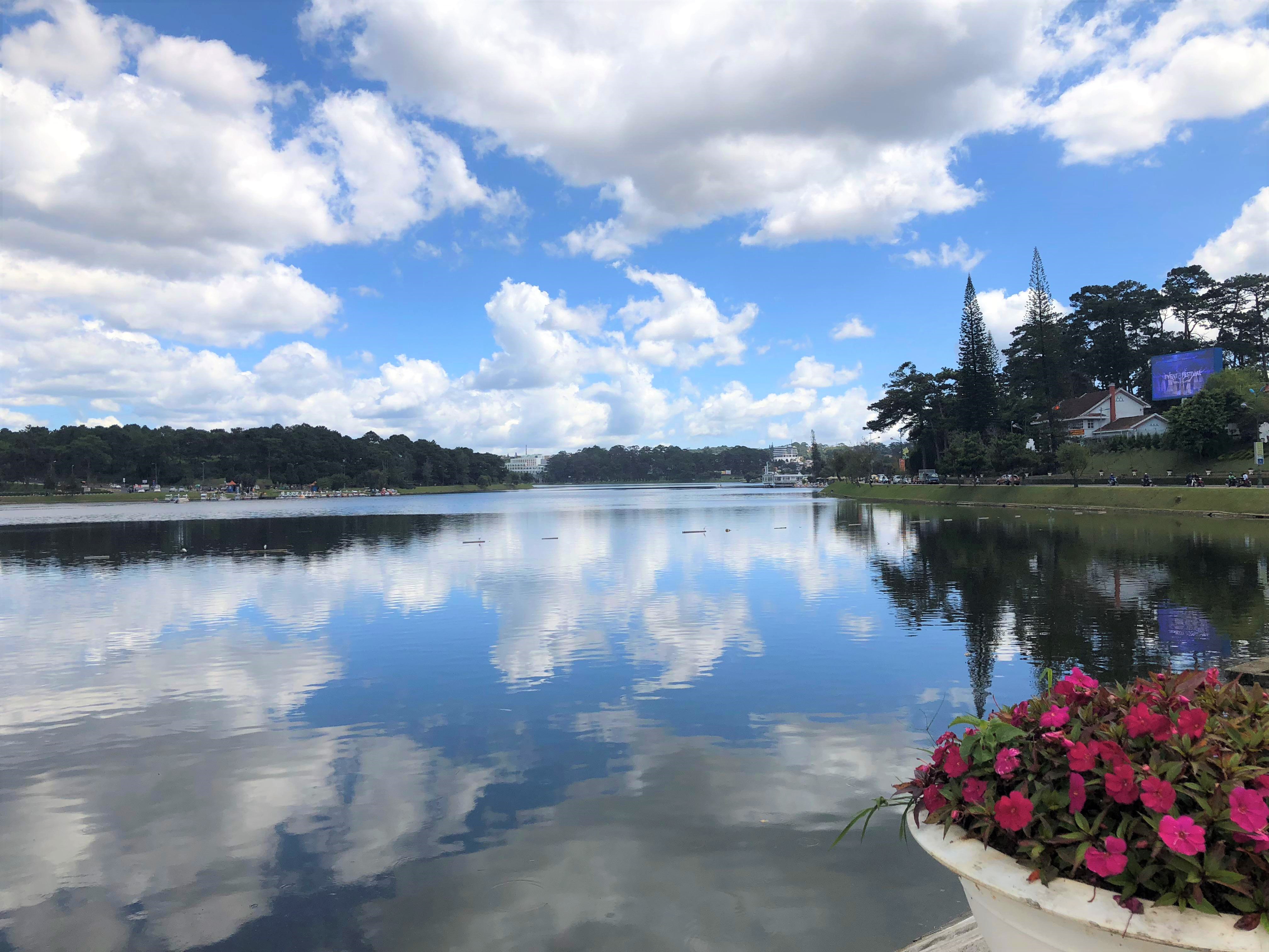 Explore mirror of Dalat City – Xuan Huong Lake - Gadt Travel
